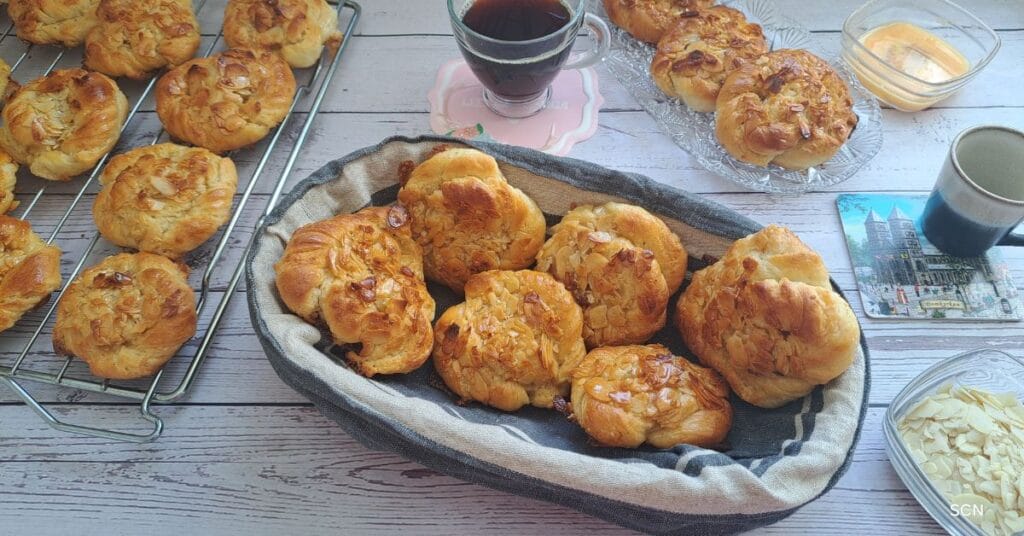 Toscabullar (Swedish Tosca buns - with almond paste filling) - Sumi´s ...