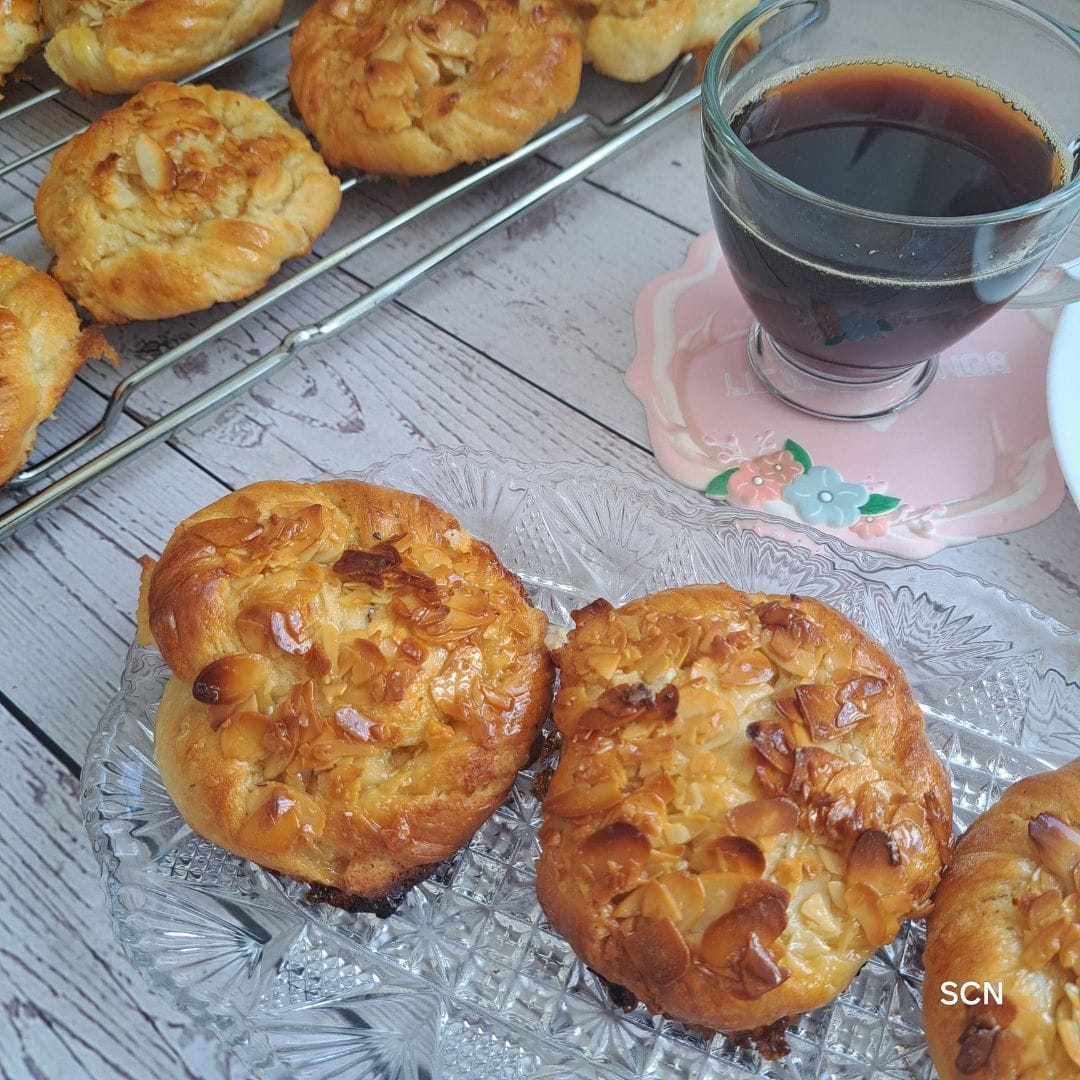 Toscabullar (Swedish Tosca buns - with almond paste filling) - Sumi´s ...