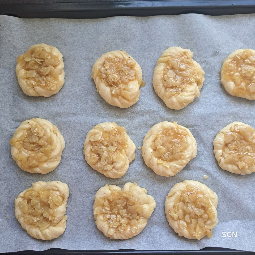 Toscabullar (Swedish Tosca buns - with almond paste filling) - Sumi´s ...